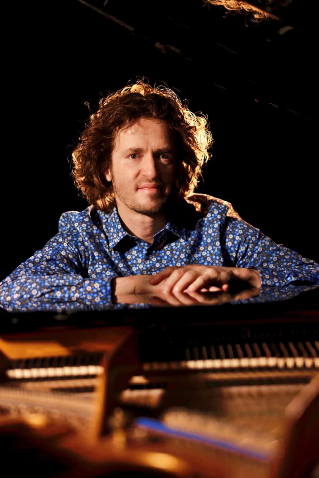 Concert van zanger en pianist Roon Staal in Torenkerk Ezinge ...