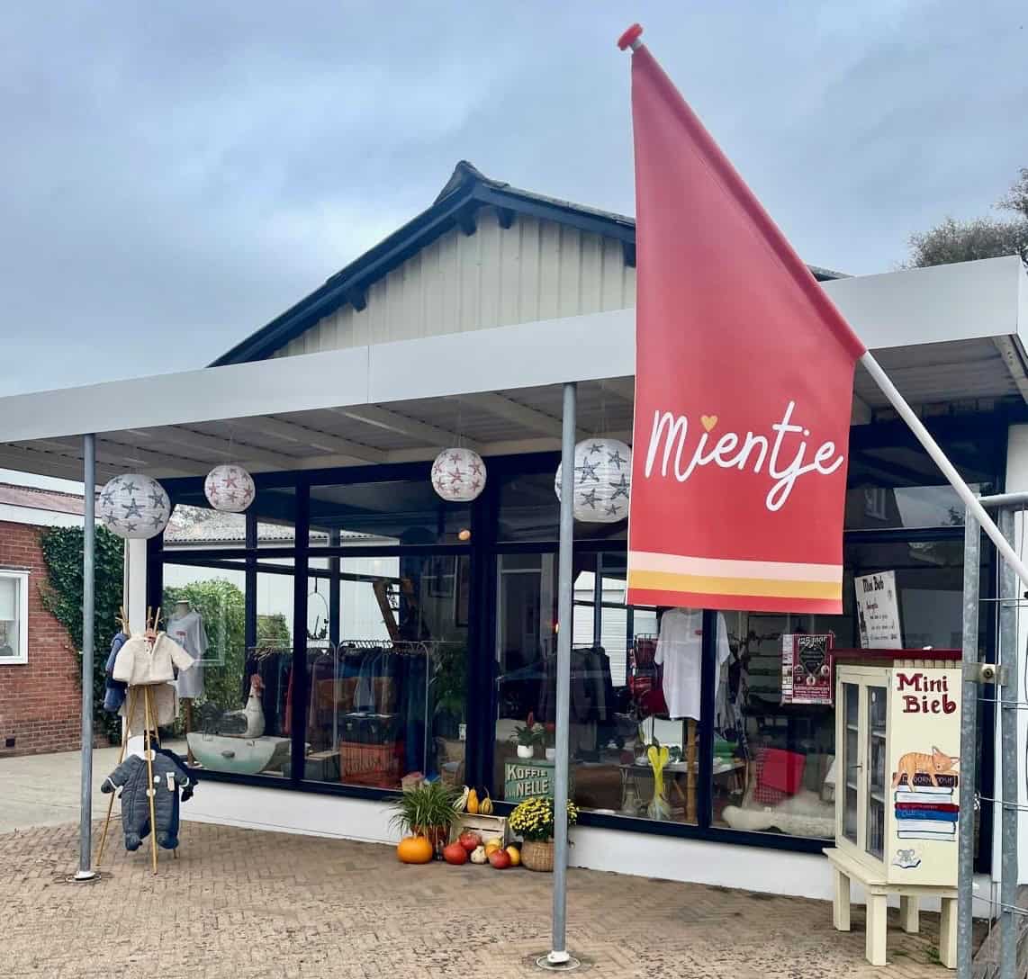 Nieuwe tweedehands winkel 'Mientje' in Wehe-den Hoorn opent feestelijk ...